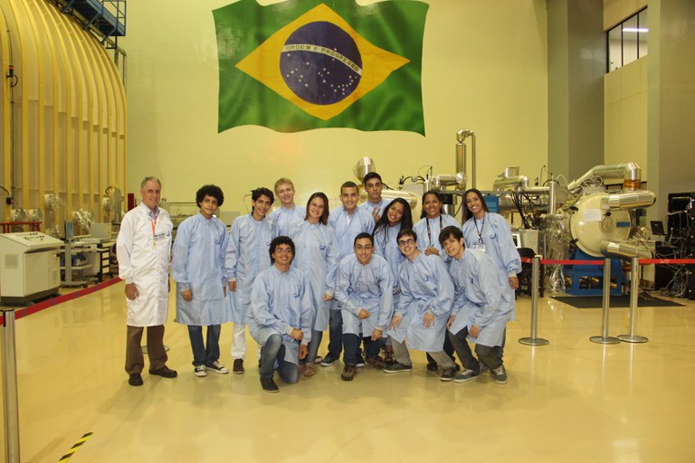 ESTUDANTES VISITAM LABORATÓRIO DO INPE NO PRIMEIRO DIA DA JORNADA ...