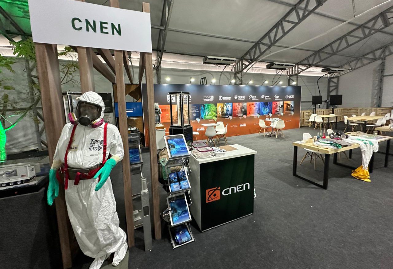 Ministra de CT&I visita estande da CNEN e destaca o "estado de espírito ...