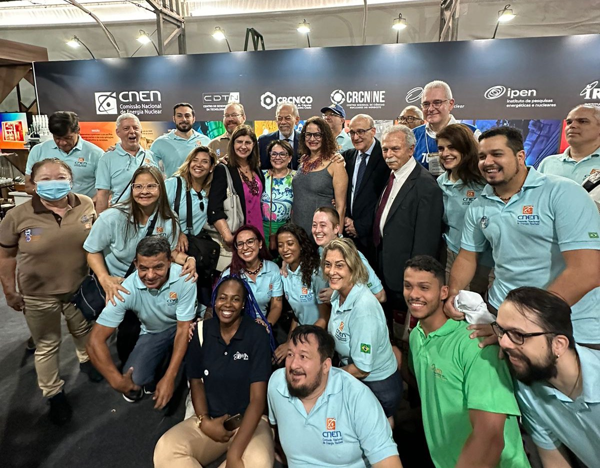 Ministra de CT&I visita estande da CNEN e destaca o "estado de espírito ...