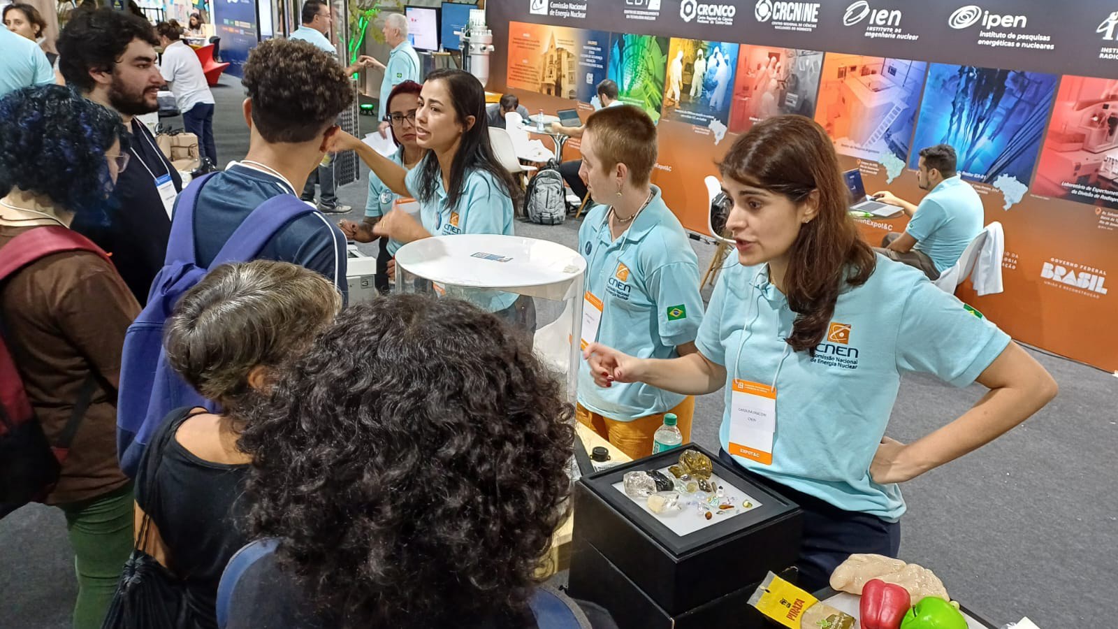 Ministra de CT&I visita estande da CNEN e destaca o "estado de espírito ...