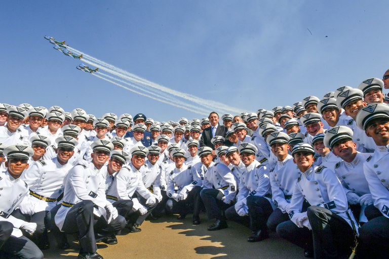 Cadetes recebem espadim na Academia da Força Aérea — Ministério da Defesa