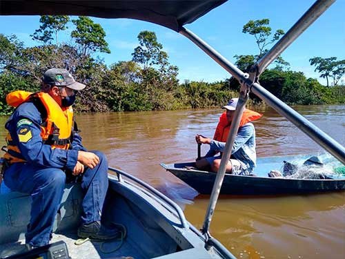 Embarcações que navegam nos rios da Amazônia passam diariamente por ...