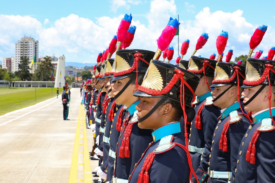 Primeiras aspirantes a oficiais do Exército formam-se pela AMAN ...