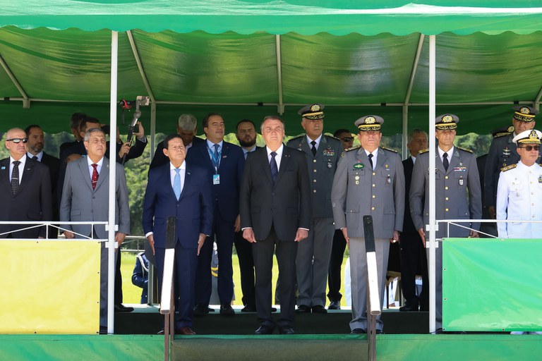 Primeiras aspirantes a oficiais do Exército formam-se pela AMAN ...