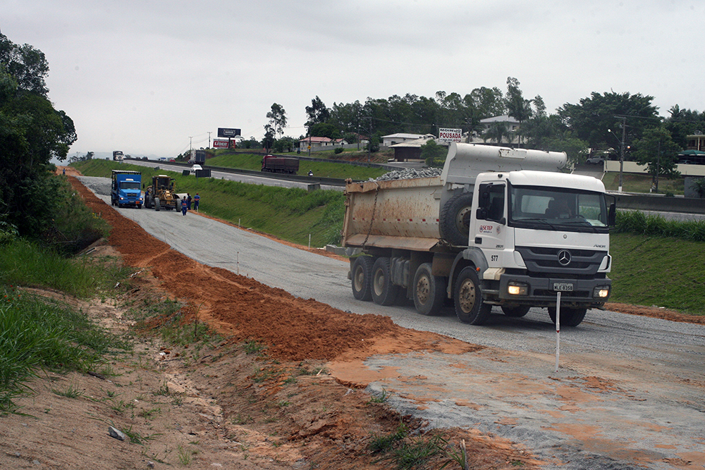 Iniciada compactação de rochas na BR-101 Sul, em Pescaria Brava ...
