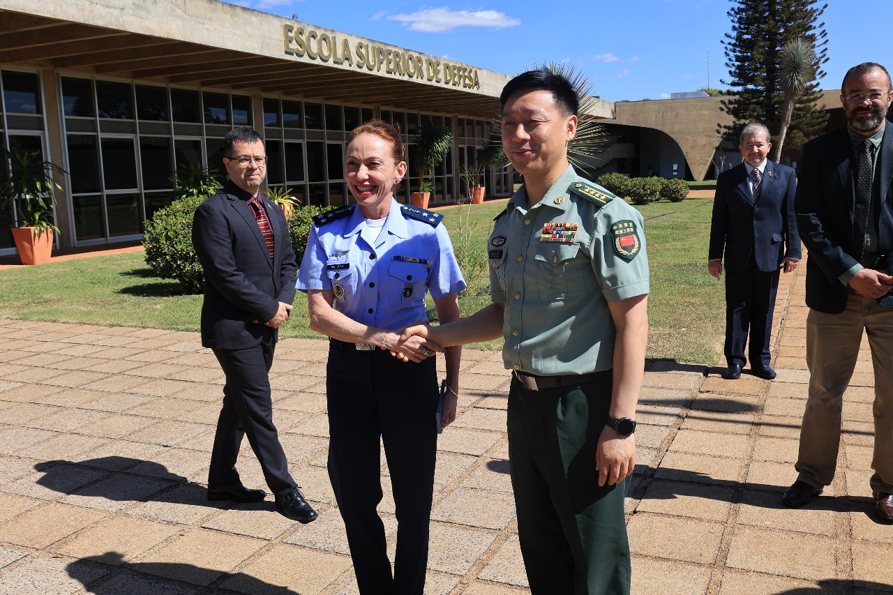 Escola Superior de Defesa recebe visita de comitiva chinesa — Escola Superior de Defesa - ESD