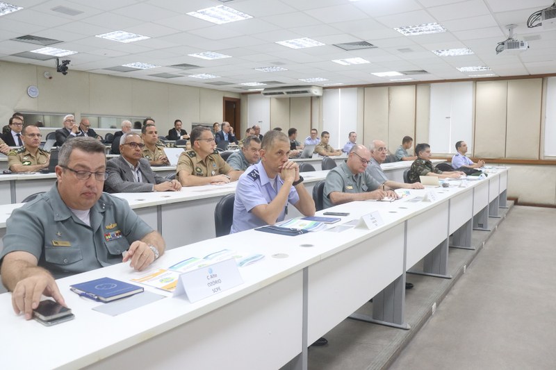 Oficiais-generais do Estado-Maior Conjunto das Forças Armadas assistem ...