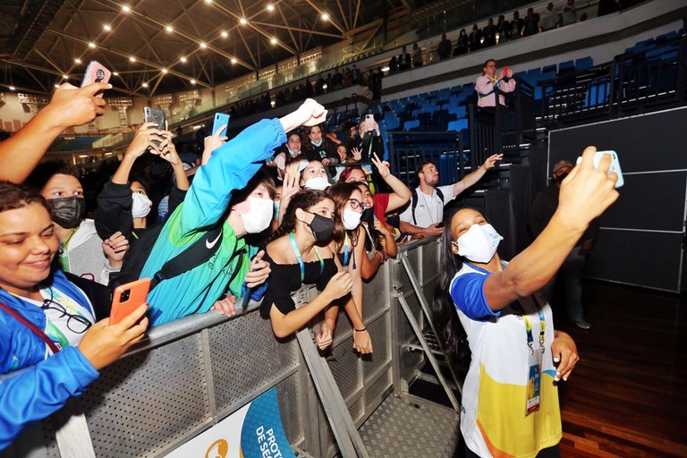 Ao som da banda Melin, Arena Carioca 1 recebe a festa de encerramento ...