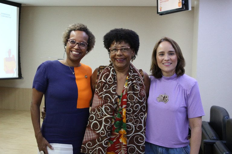 Cida Bento realiza palestra no FNDE sobre equidade nas instituições ...