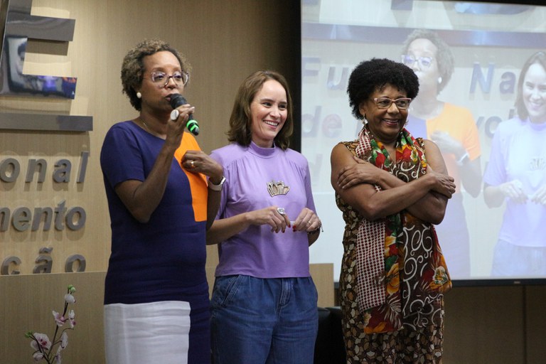 Cida Bento realiza palestra no FNDE sobre equidade nas instituições ...