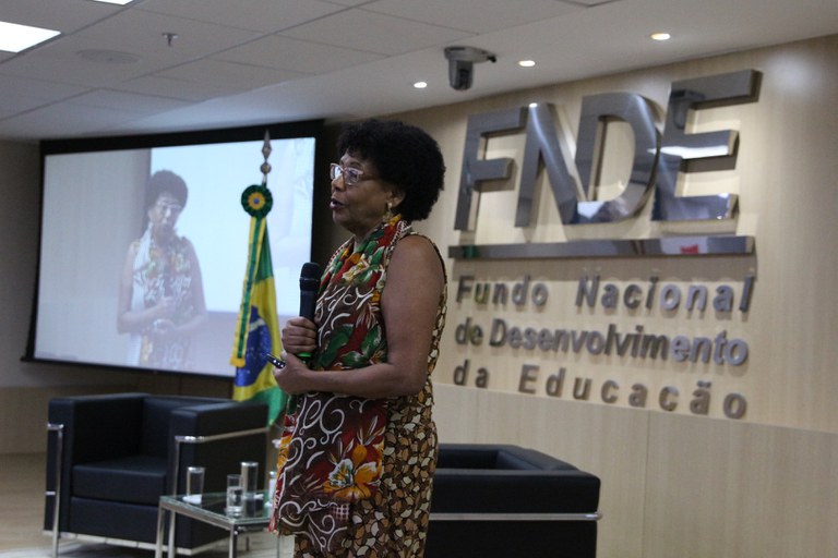 Cida Bento realiza palestra no FNDE sobre equidade nas instituições ...