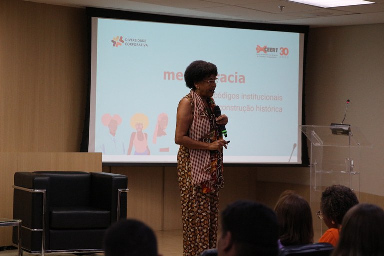 Cida Bento realiza palestra no FNDE sobre equidade nas instituições ...