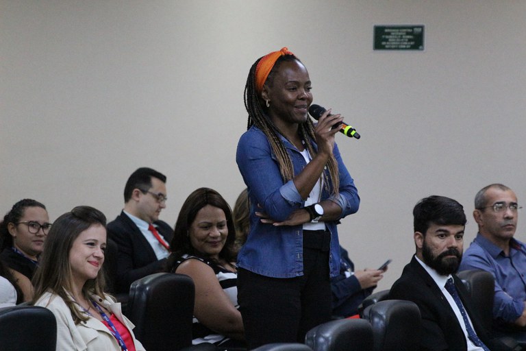 Cida Bento realiza palestra no FNDE sobre equidade nas instituições ...