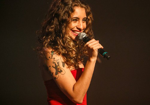 Júlia Vargas apresenta novo álbum em show gratuito no Teatro Dulcina ...