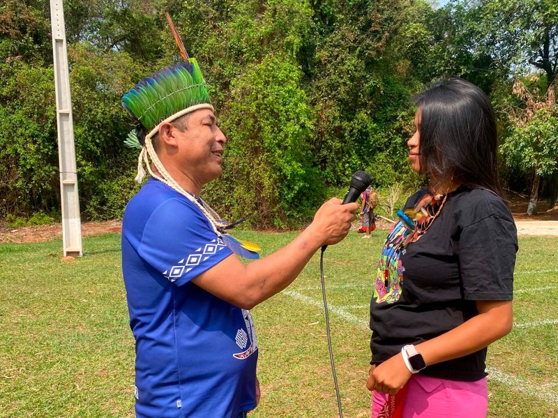 Indigenous reporters produce articles for the G20 Brasil radio bulletin