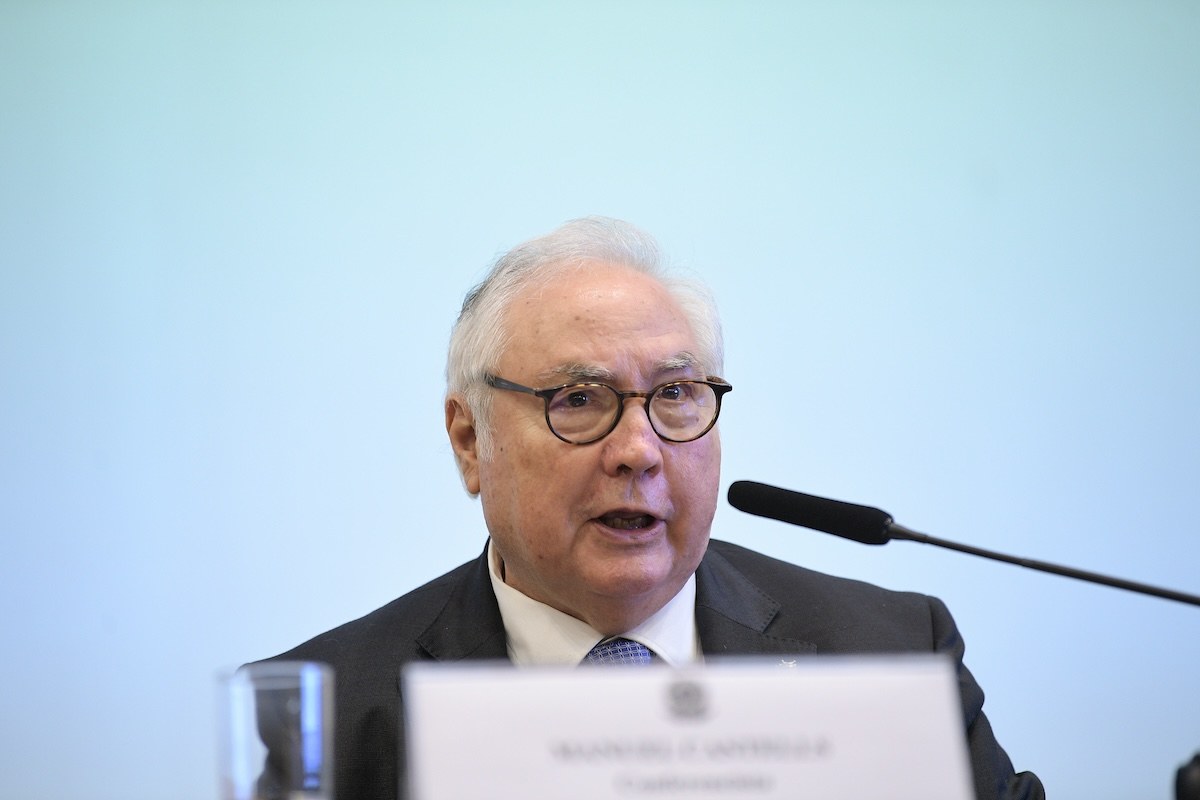 No Brasil, Manuel Castells defende que as desigualdades sociais ...