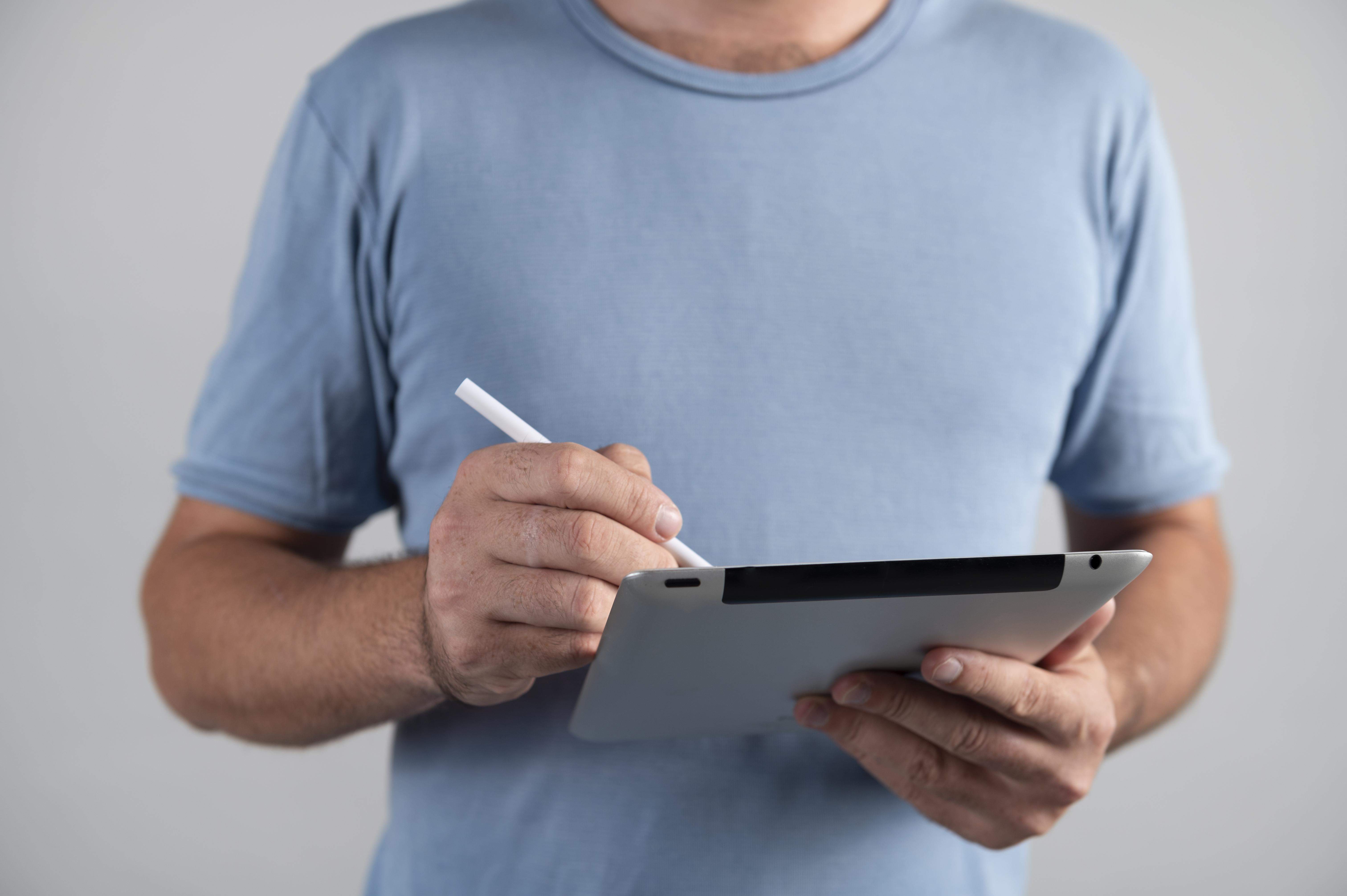 Homem Usando um Assistente Digital em seu Tablet — Governo Digital