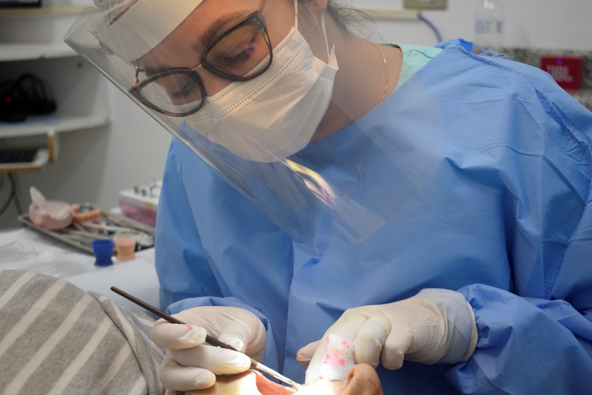 Controle da Hipersensibilidade Dentinária e tratamento de Lesões ...