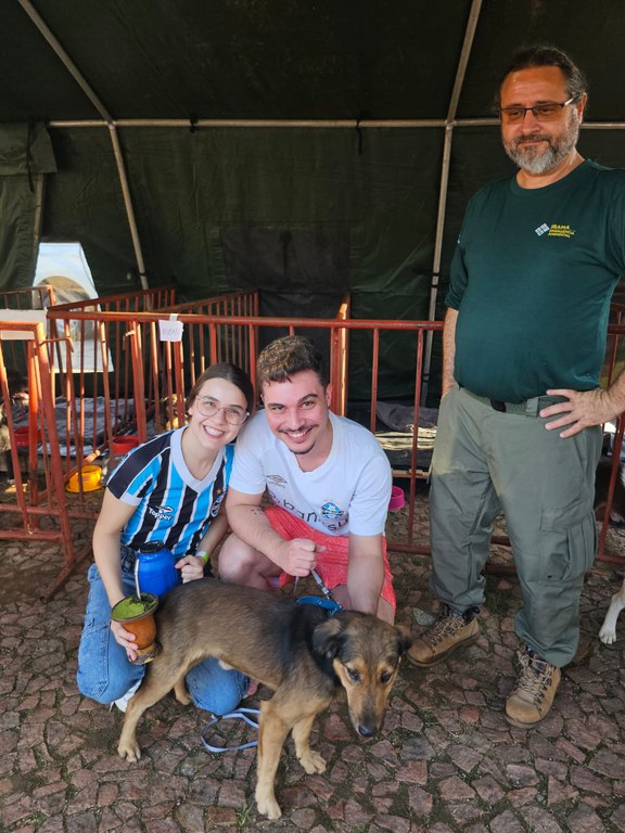 Foto de um casal feliz após adotar um cachorro — Ibama