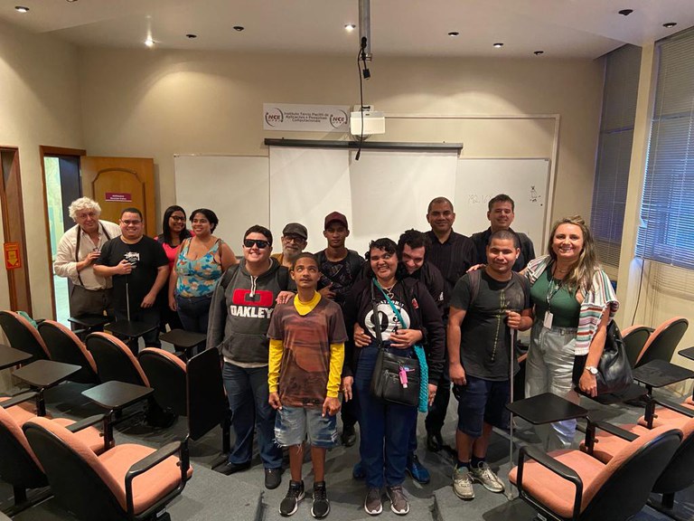 Alunos do IBC visitam Núcleo de Computação Eletrônica da UFRJ — IBC