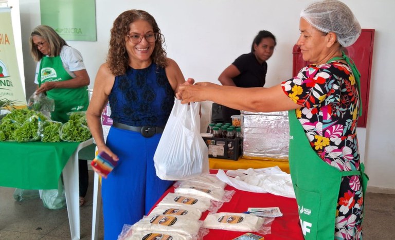 Assentados expõem produtos na Quitanda da Agricultura Familiar em ...