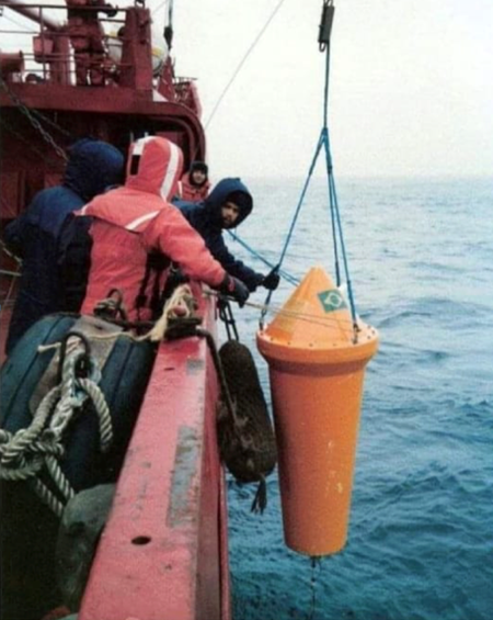 Boia oceanográfica de deriva do INPE lançada em 1991 é recuperada na ...