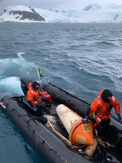 Boia oceanográfica de deriva do INPE lançada em 1991 é recuperada na ...