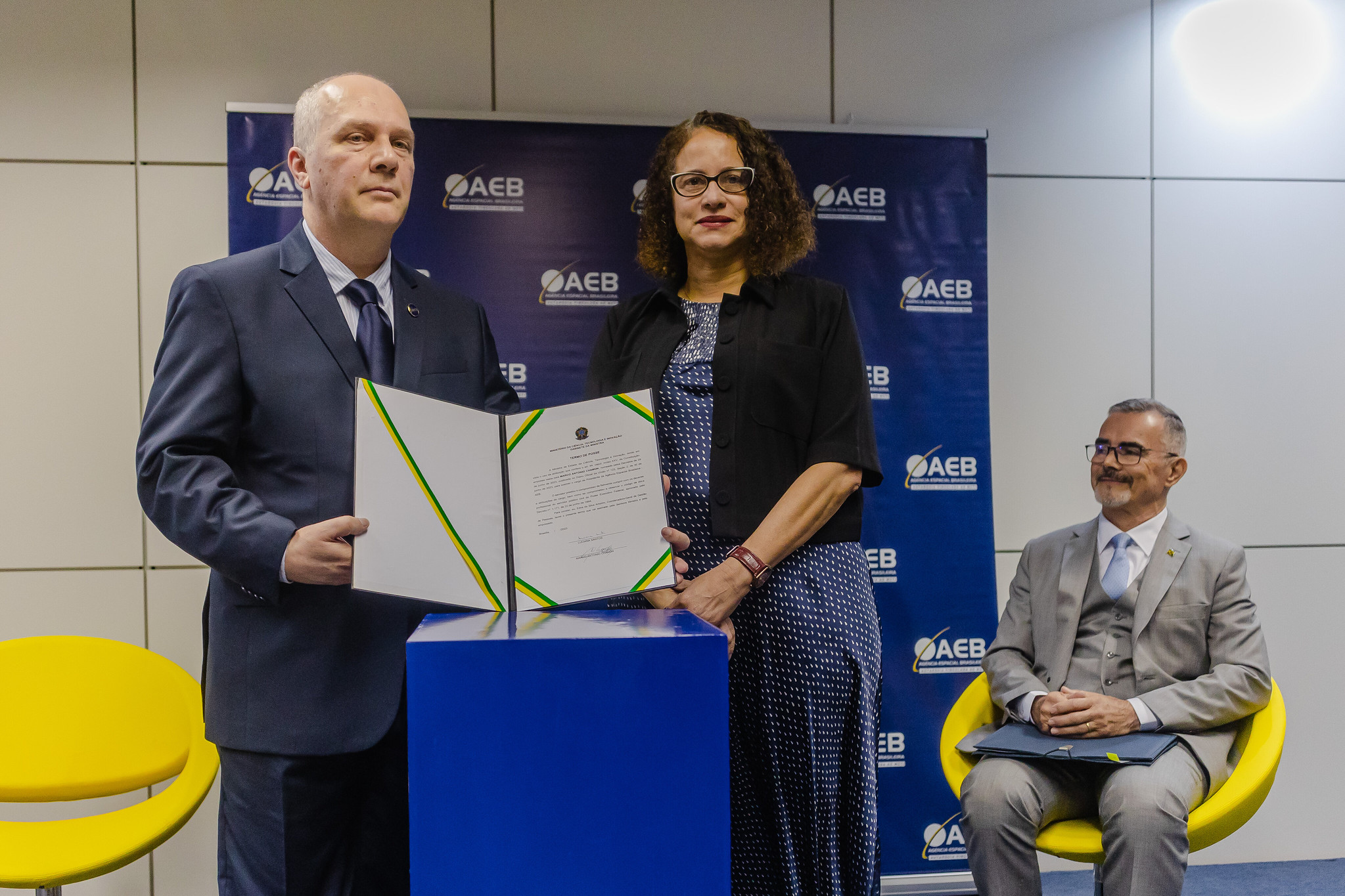 Ministra Luciana Santos dá posse ao novo presidente da AEB, Marco Antonio Chamon — Ministério da ...