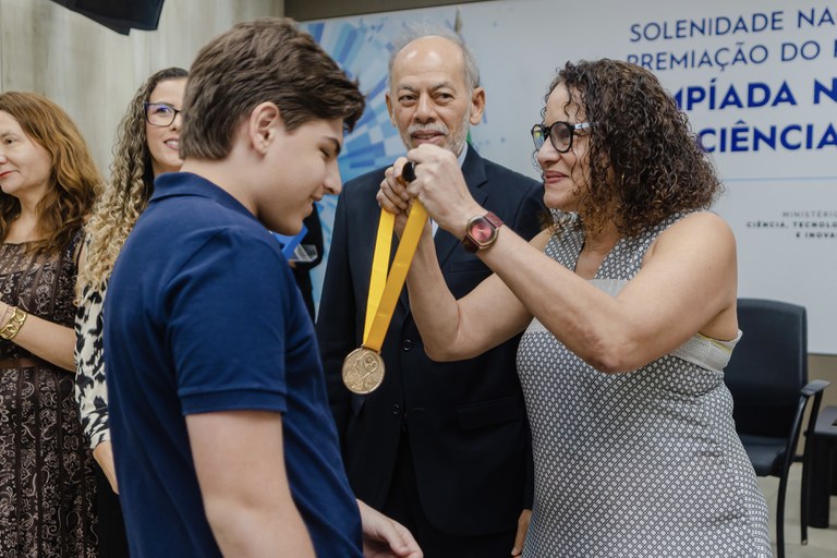 Ministra Luciana Santos entrega medalhas a vencedores da Olimpíada Nacional de Ciências ...