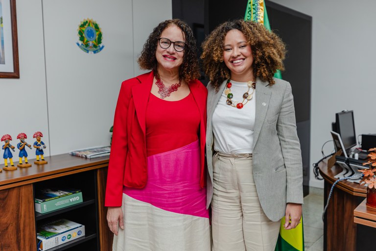 Ministra Luciana Santos recebe a jovem pesquisadora Duda Franklin — Ministério da Ciência ...