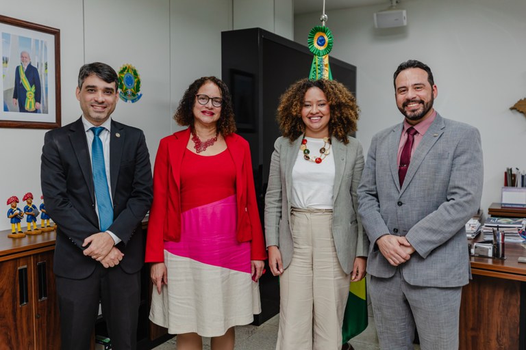 Ministra Luciana Santos recebe a jovem pesquisadora Duda Franklin — Ministério da Ciência ...