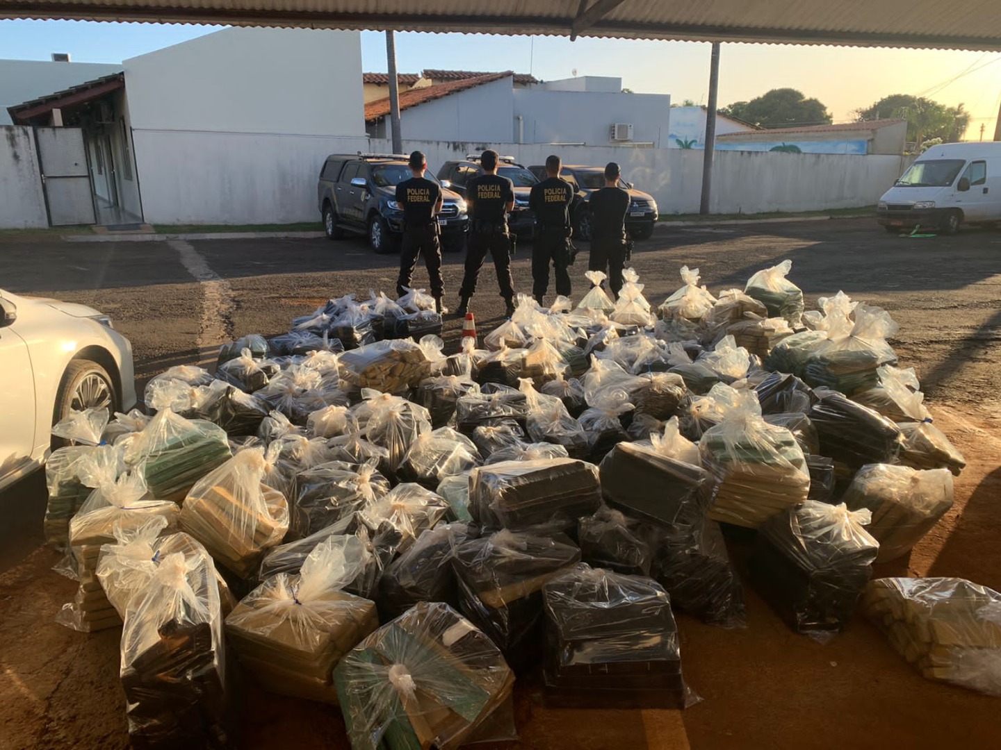 PF incinera 3 toneladas de maconha em Jataí/GO — Polícia Federal