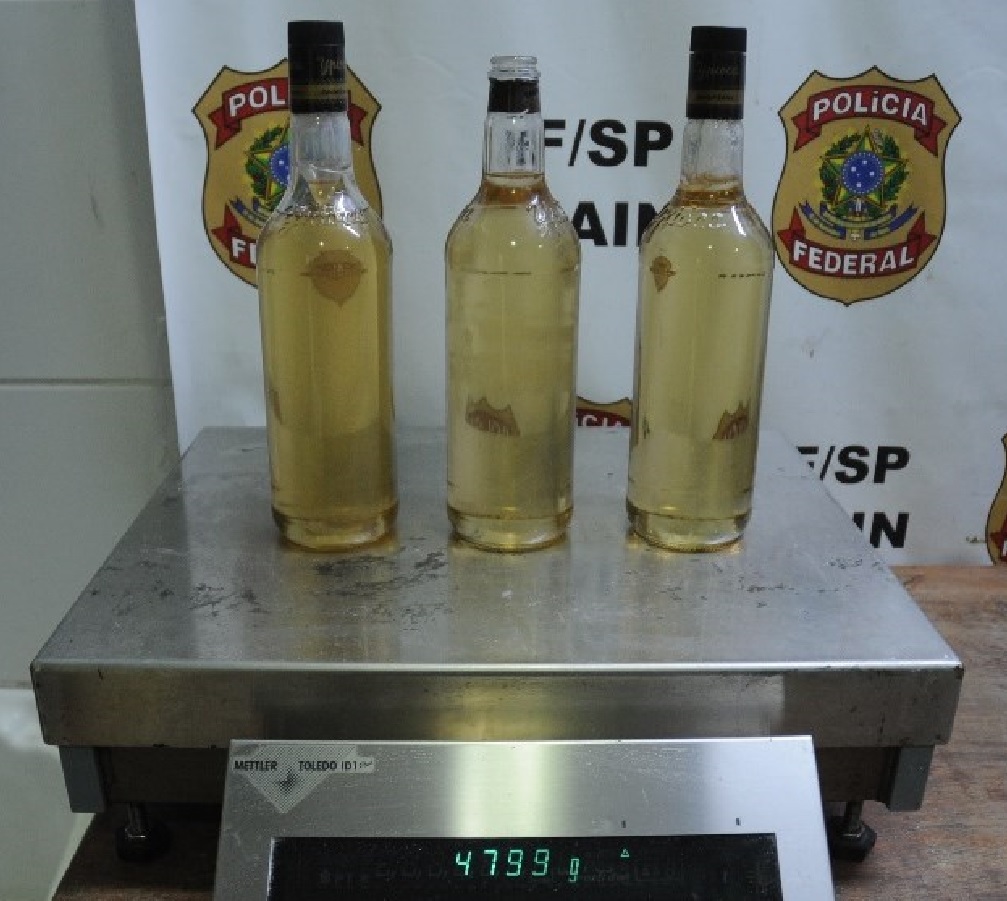 PF prende mulher com droga líquida em garrafas — Polícia Federal