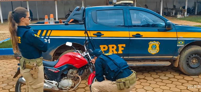 Equipe da PRF recupera motocicleta roubada na BR-230 no Amazonas ...