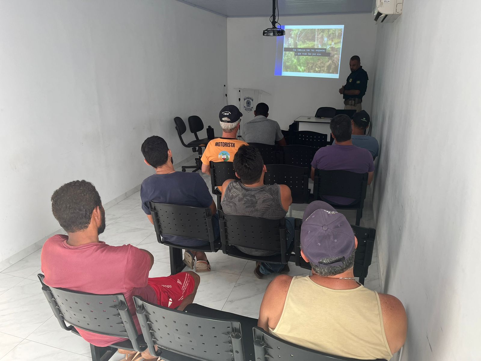 PRF promove ação de conscientização de motoristas e passageiros durante ...