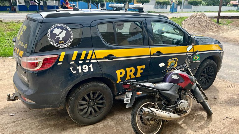 PRF prende homem com motocicleta furtada há 10 anos, em Itapipoca/CE. — Polícia Rodoviária Federal