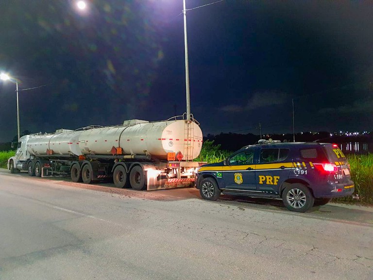 Pela segunda vez em quatro dias, PRF apreende álcool hidratado usado em ...