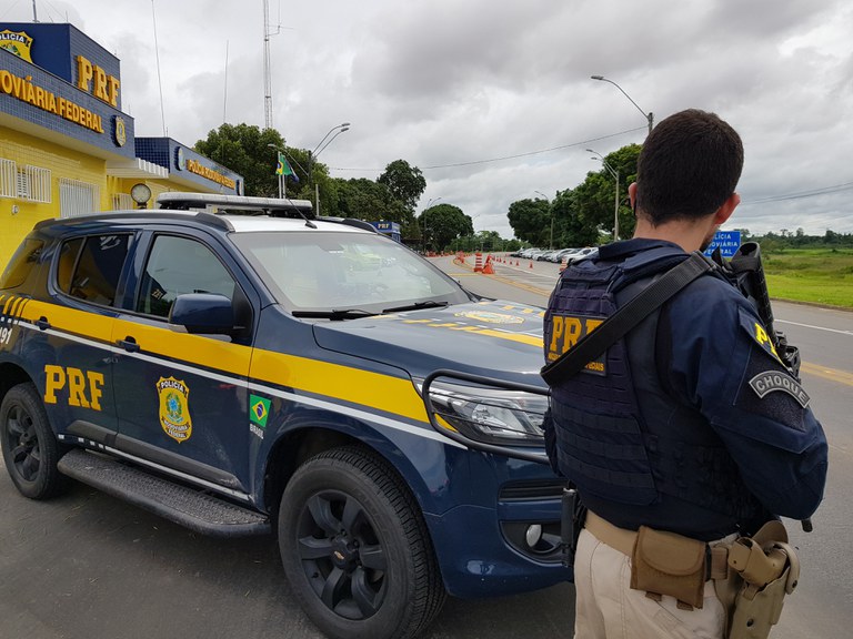 PRF apreende droga, arma e recupera um veículo na BR-101 — Polícia ...