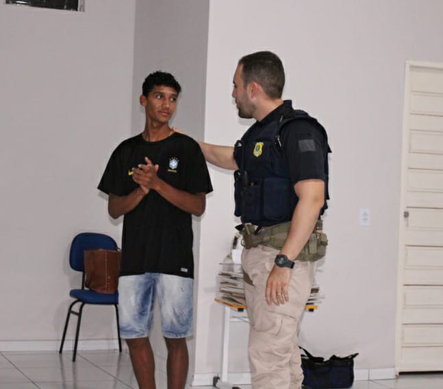 PRF participa de ação de conscientização sobre trânsito seguro em Campo ...