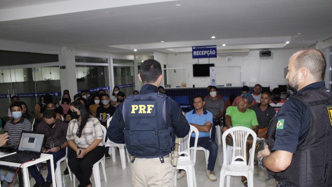 PRF realiza ação educativa para alunos de faculdade particular em ...