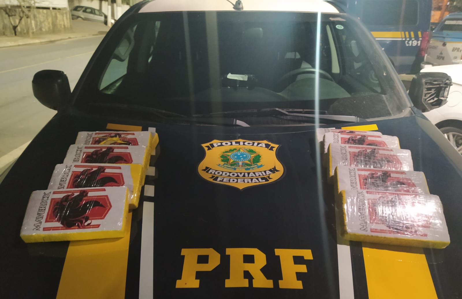 Jovem é presa com dez quilos de pasta base de cocaína na Dutra ...