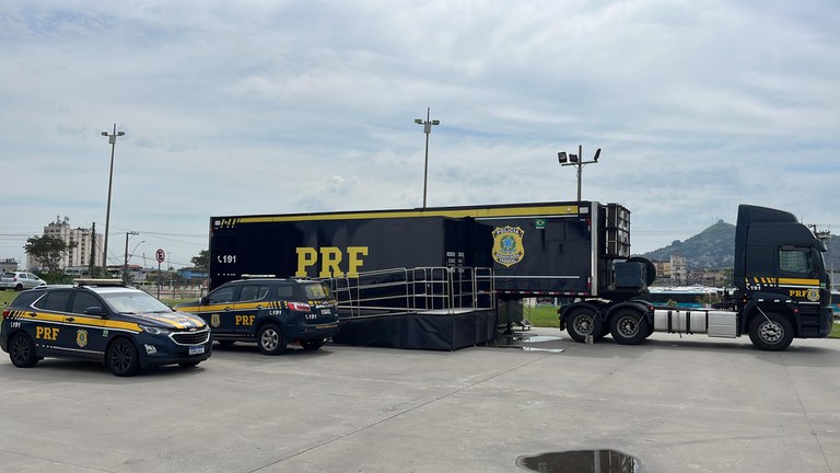 Carreta da PRF com sala de cinema é atração inédita no Rio de Janeiro ...