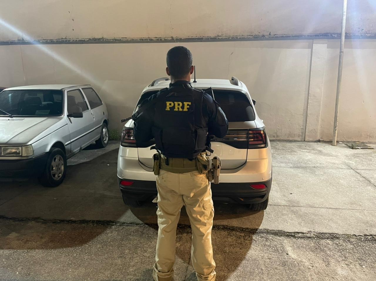 PRF recupera carro roubado na Pavuna — Polícia Rodoviária Federal