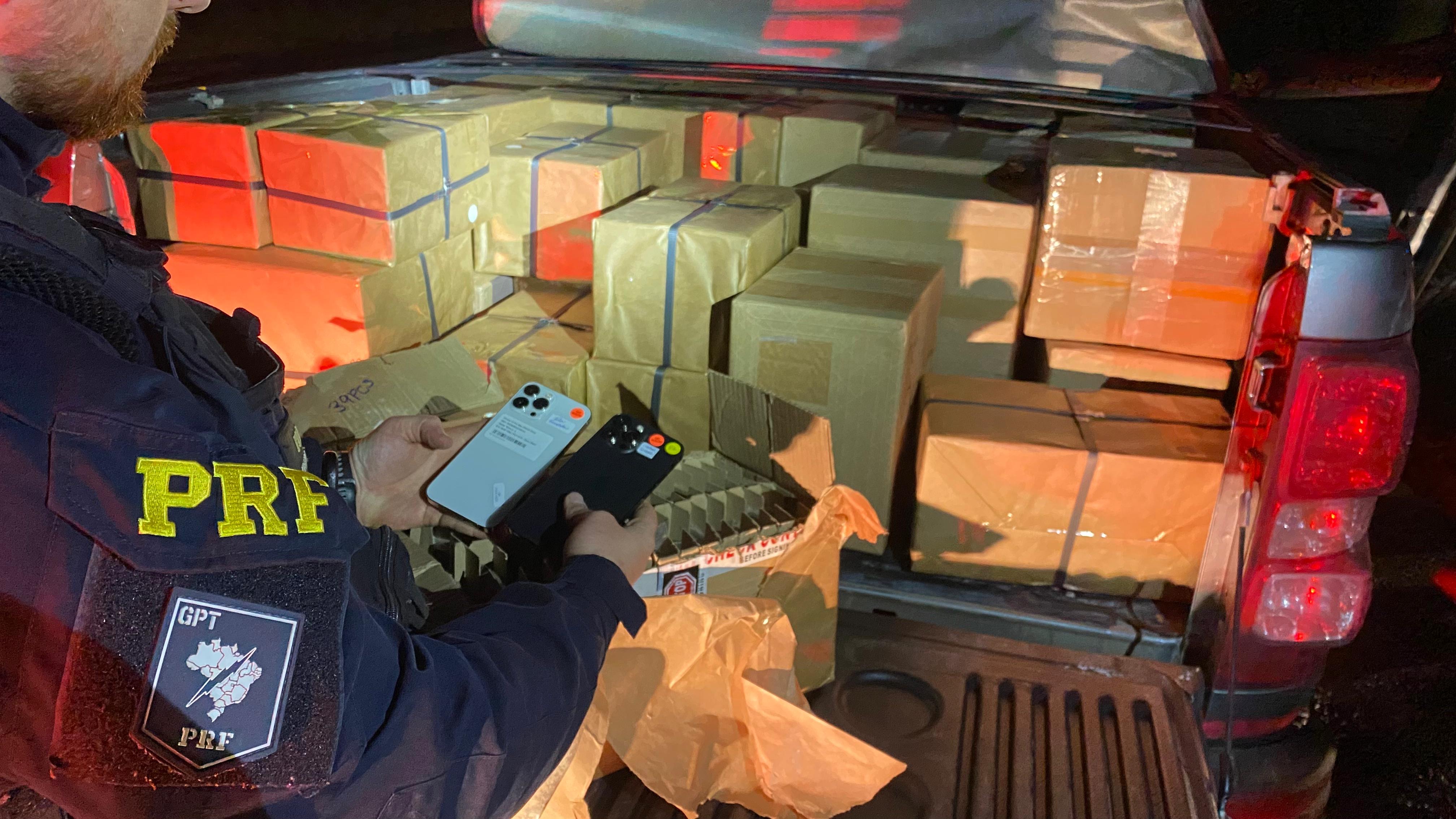 PRF apreende carga de celulares avaliada em mais de 8 milhões de reais — Polícia Rodoviária Federal