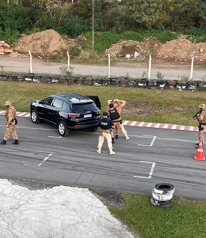Mulher procurada por roubo é presa na BR-116 durante treinamento da PRF à Polícia Penal, Polícia ...