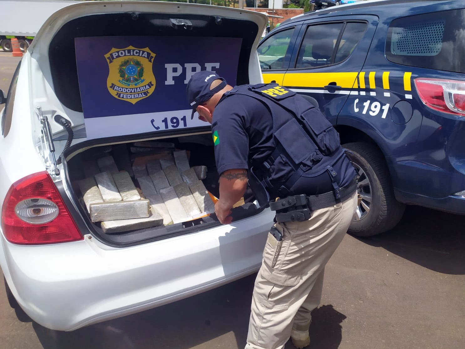 PRF apreende 127 kg de maconha na BR 282 em Maravilha — Polícia ...