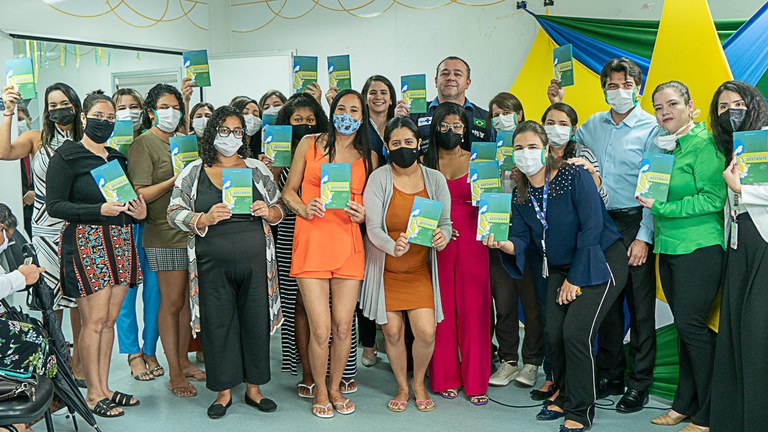 Ministério da Saúde entrega cadernetas a gestantes no Distrito Federal ...