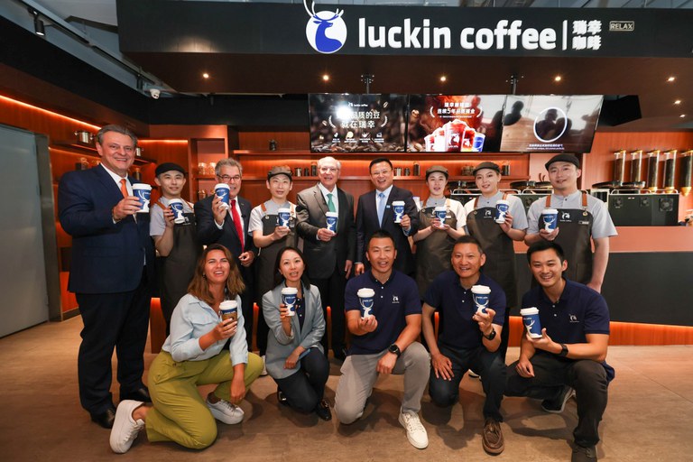 VP signs agreements to promote Brazilian coffee in China’s largest cafe ...