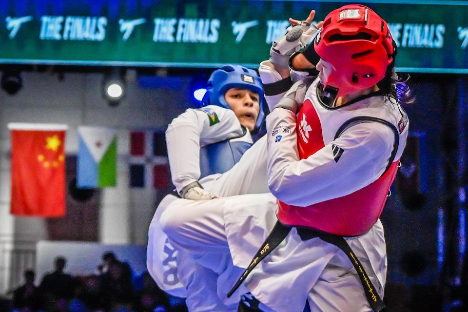 Maria Clara Pacheco faz história e é campeã mundial de taekwondo ...